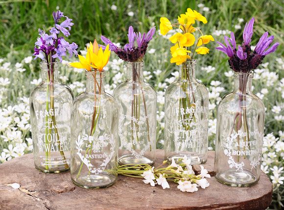 Botellas de cristal con flores primaverales • Beautiful Blue Brides