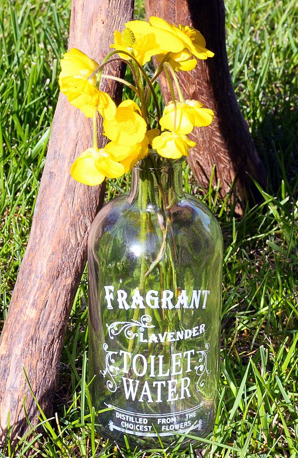 Botellas de cristal con flores primaverales • Beautiful Blue Brides