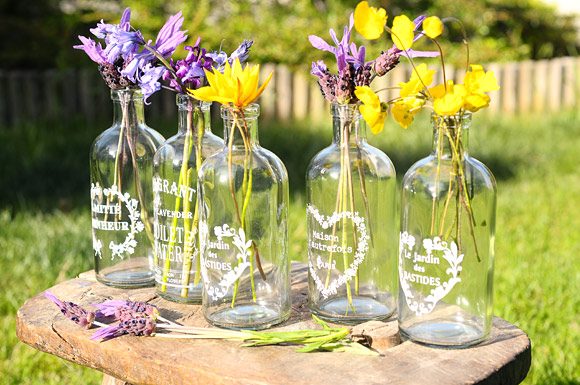 Botellas de cristal con flores primaverales • Beautiful Blue Brides